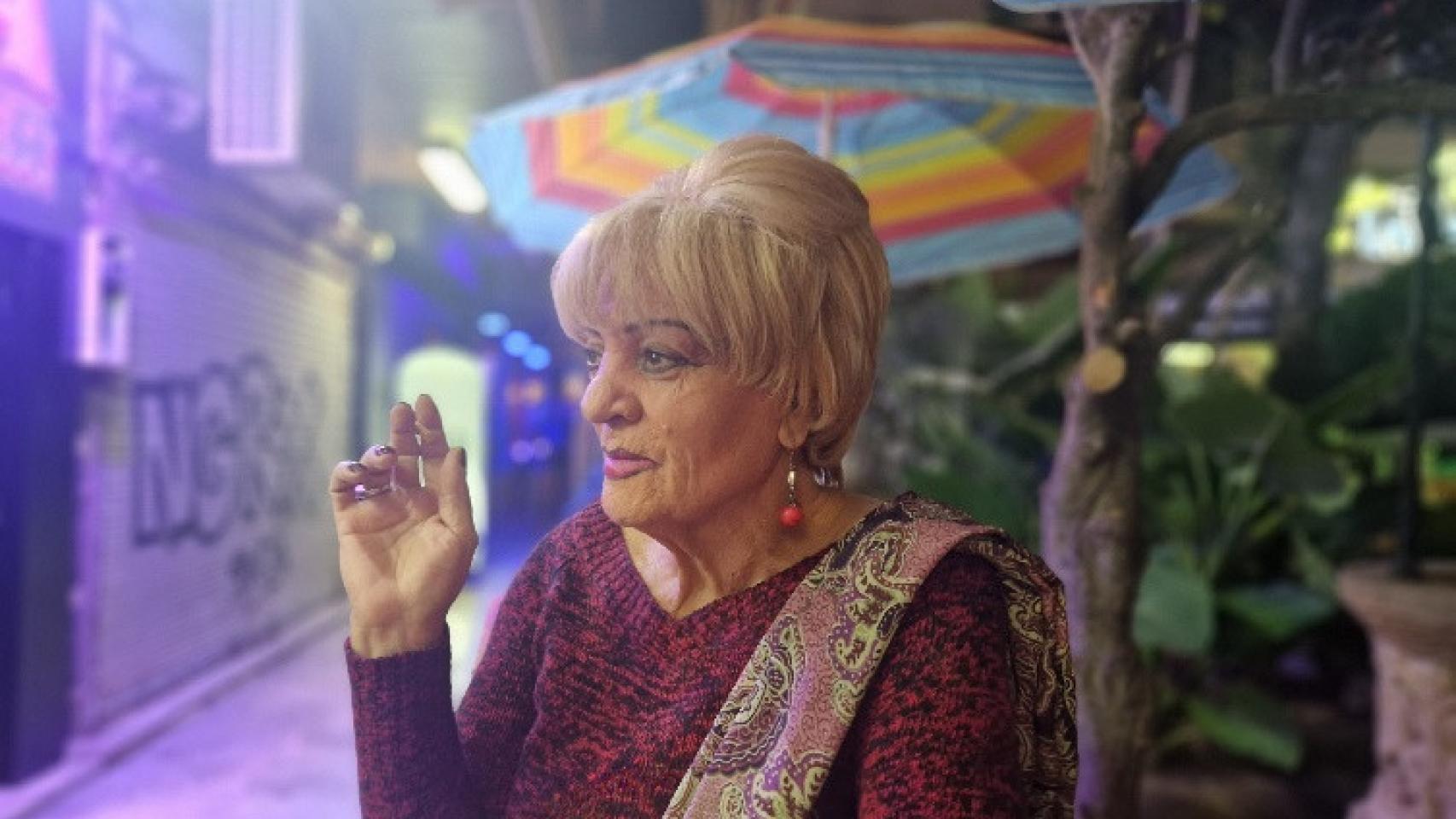 La difícil vida de Sandra Almodóvar: la artista e imitadora de Sara ...