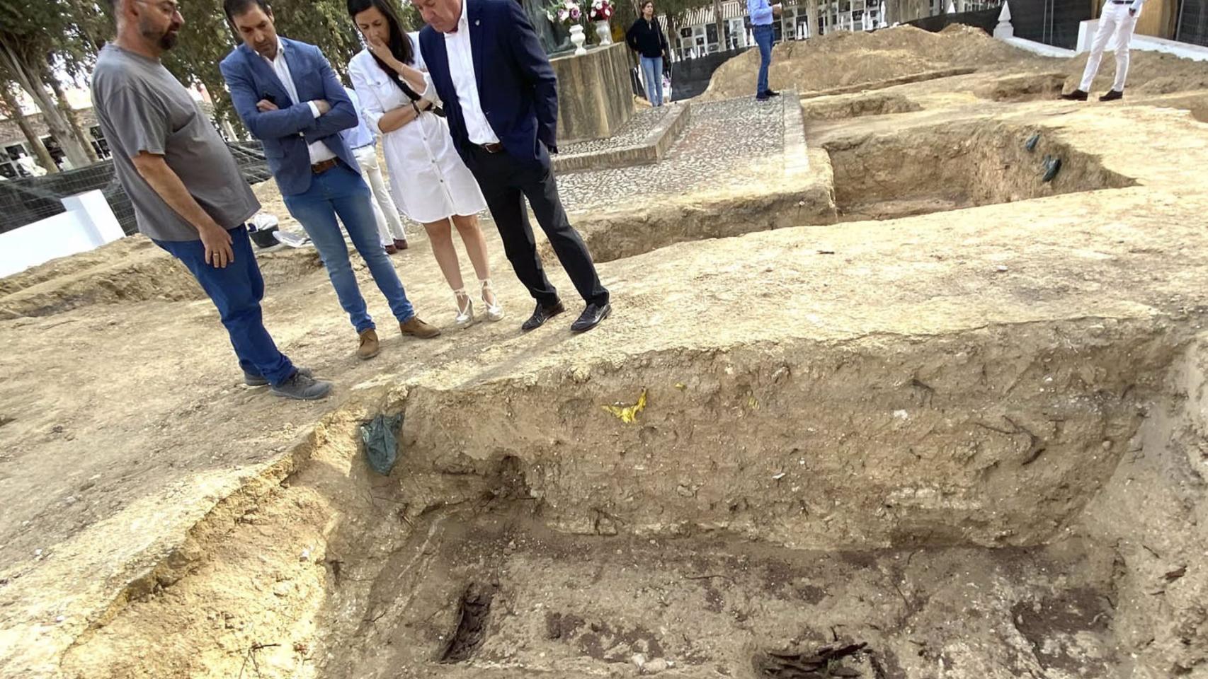 La búsqueda de fosas comunes en el cementerio de Antequera saca a la ...