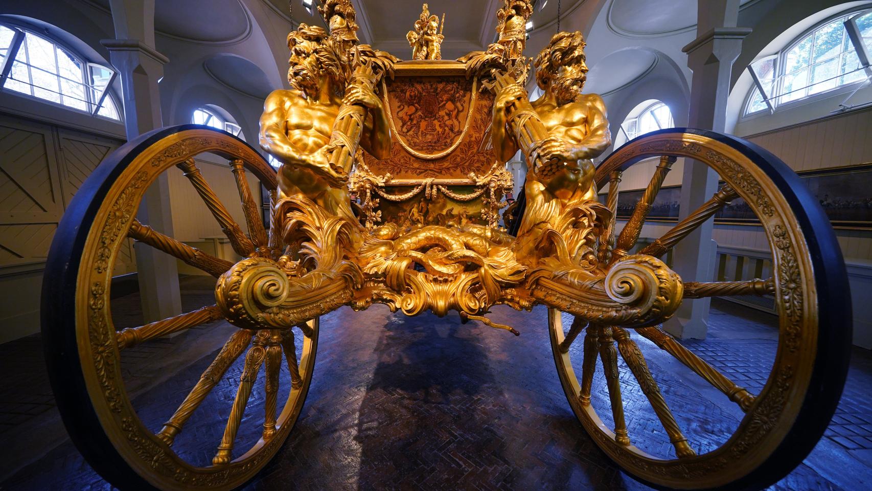 Oro parece; madera es: los secretos del carruaje de Carlos III en su ...