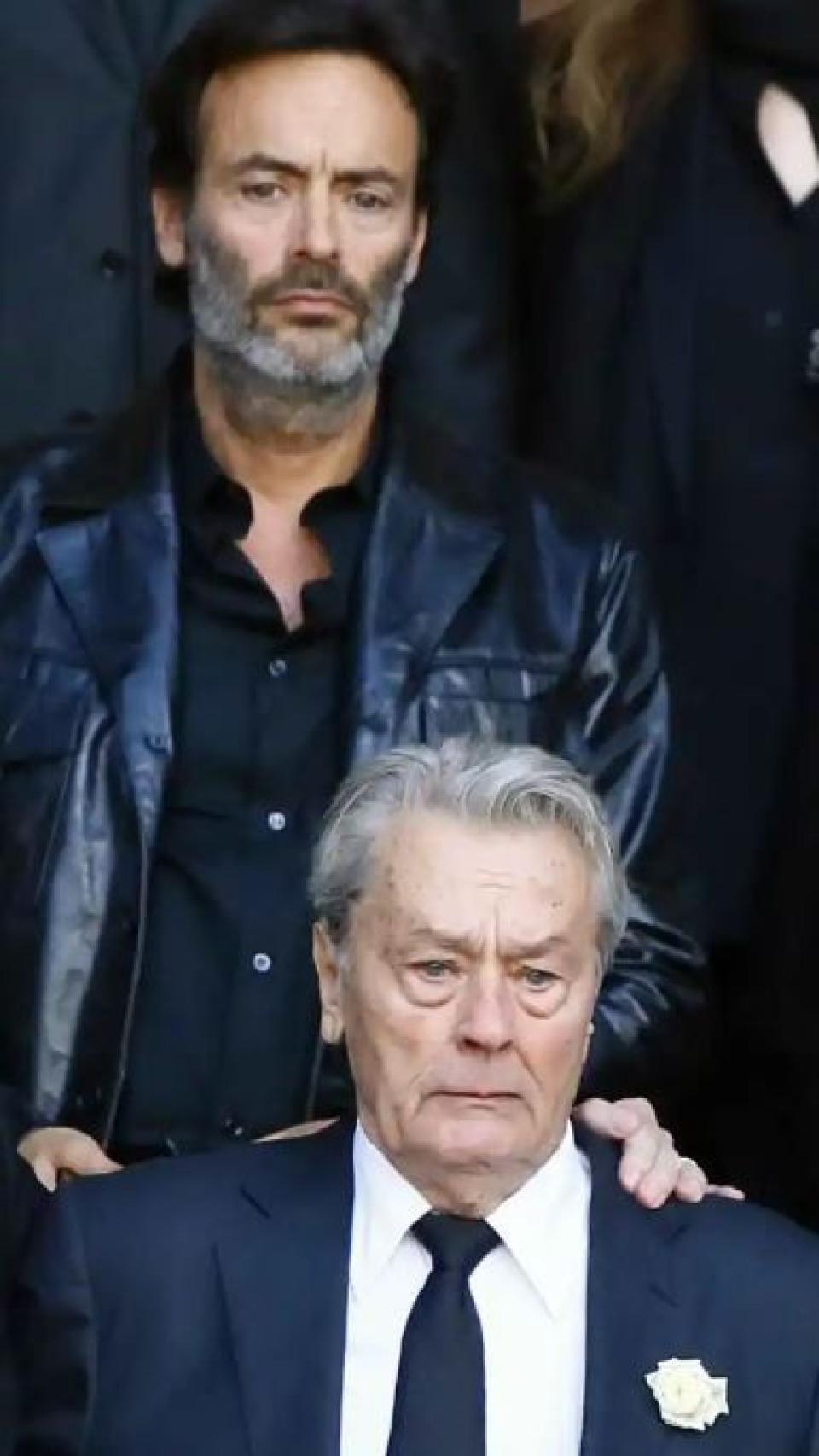 Hallado sin vida el fotógrafo Ari Boulogne, que reclamaba ser hijo de Alain Delon, a los 61 años