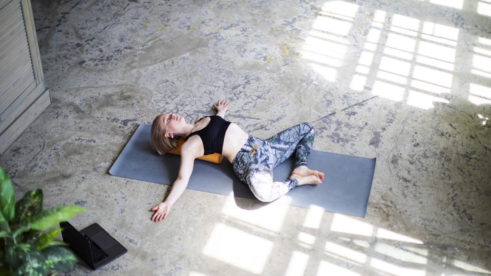 Practica el fácil ejercicio de la rana para tonificar los glúteos