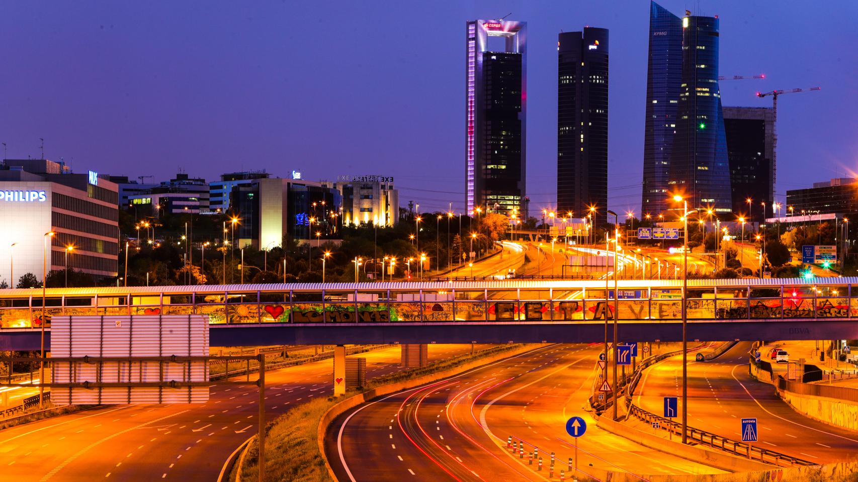 Qué significa y por qué parpadea la luz verde de las Cuatro Torres de ...