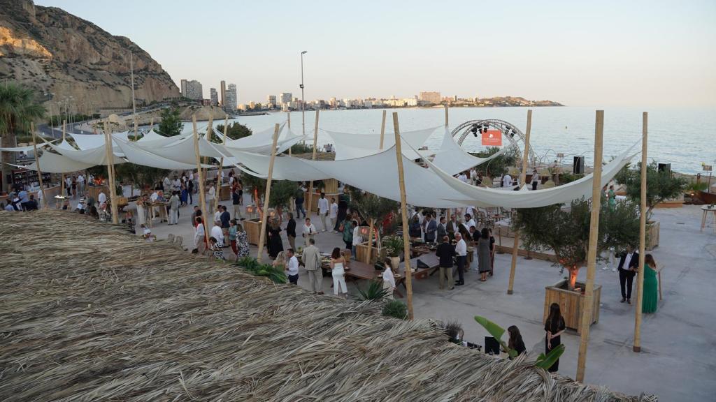 El nuevo coast club 'Puntapiedra' da por inaugurado el verano en Alicante