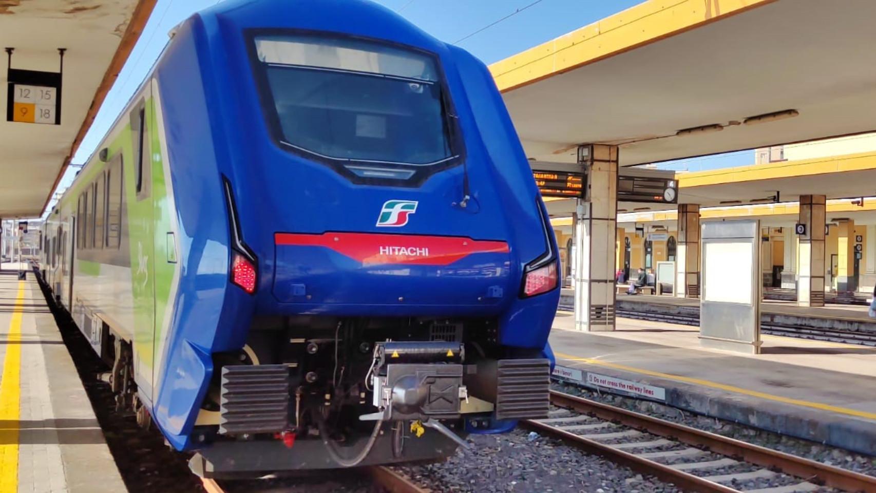 El tren híbrido que utiliza baterías para ahorrar el 50% de combustible ya opera en Europa