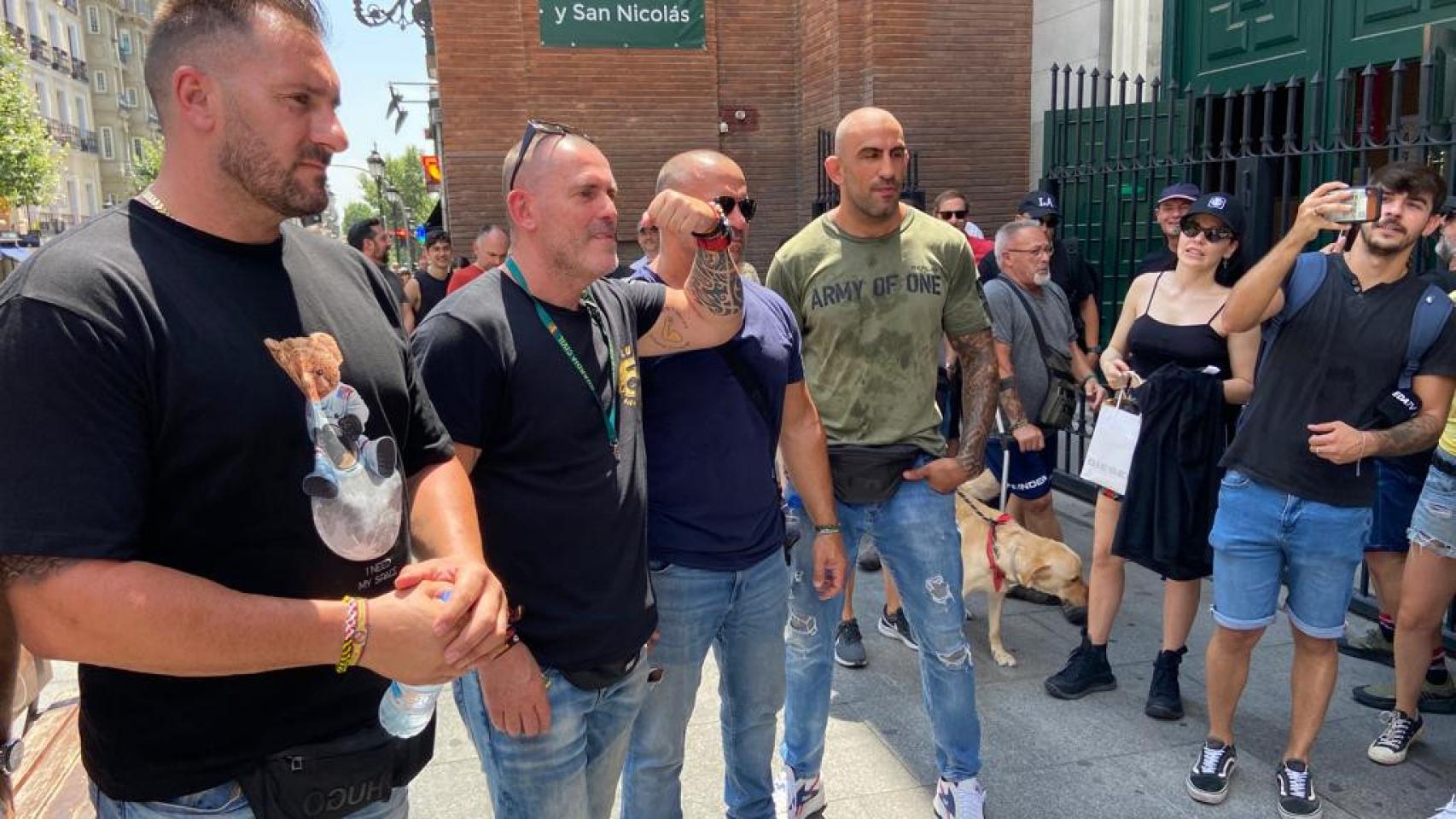 El 'ejército de camisas negras' con el que Dani Esteve, líder de ...