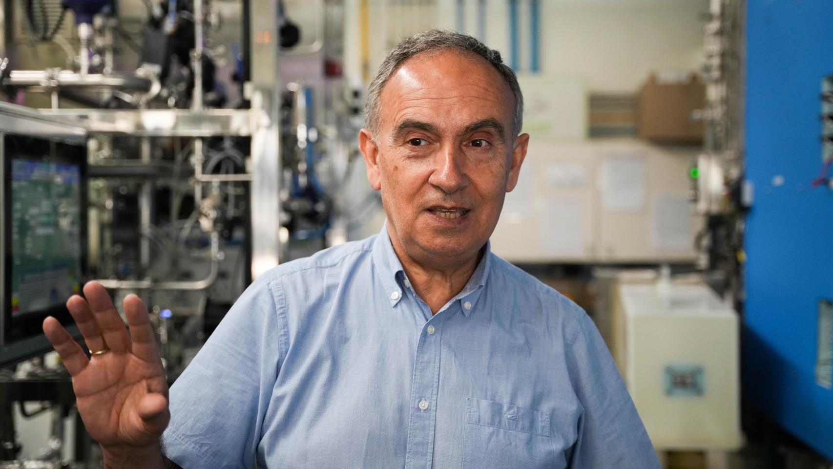 El doctor Francesc Gòdia cultiva en Barcelona las lechugas que ...