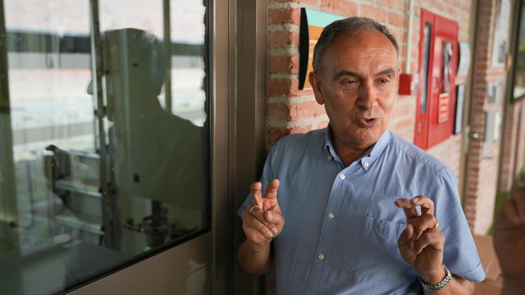 El doctor Francesc Gòdia cultiva en Barcelona las lechugas que ...