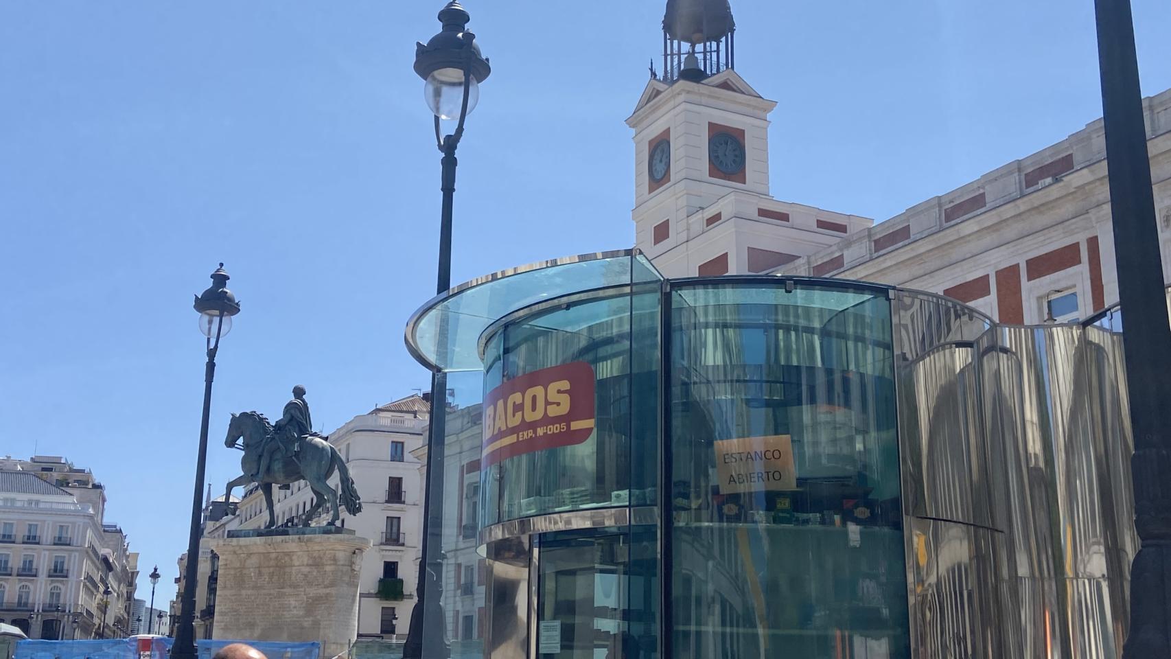 El calor azota a los nuevos quioscos acristalados de la Puerta de Sol: “Hemos llegado a los 46 ...