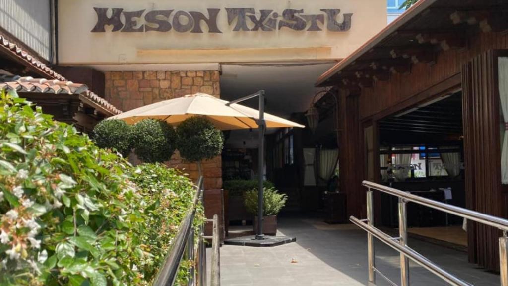 Arde el famoso Mesón Txistu de Madrid: el incendio se ha desatado en plena hora de comidas