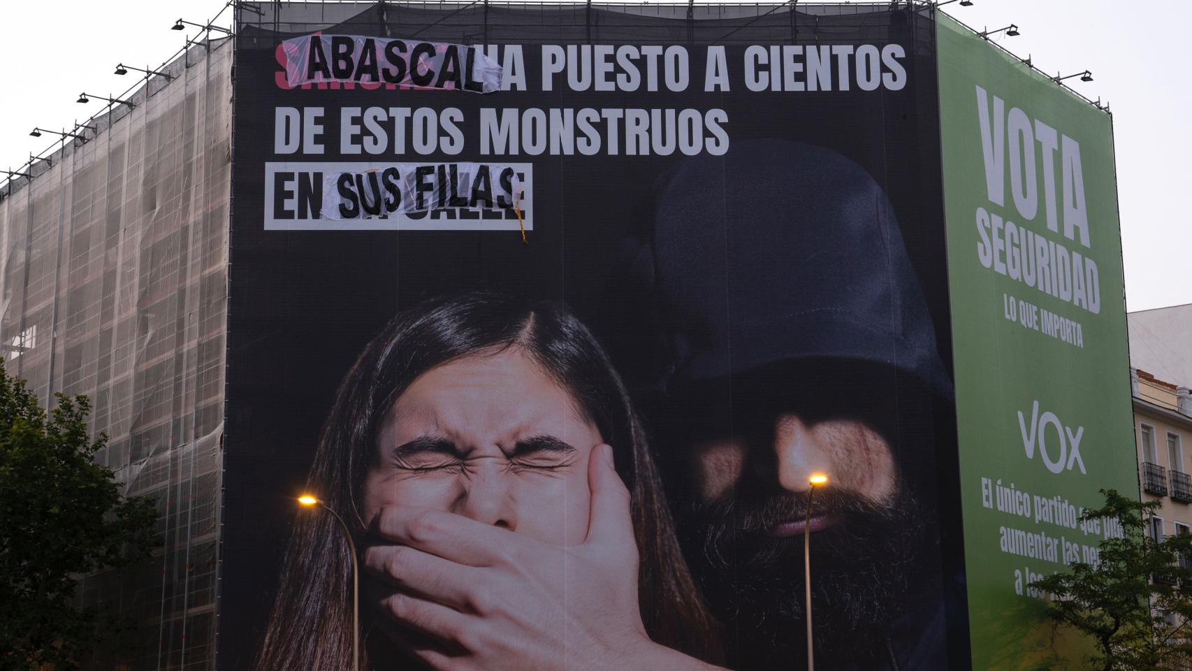 Boicotean una lona de Vox en Madrid contra la ley del 'sólo sí es sí' e ...