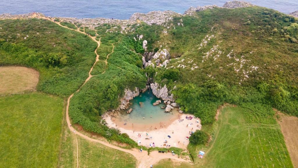 La playa más pequeña del mundo está en España: sin olas, entre cuevas y ...