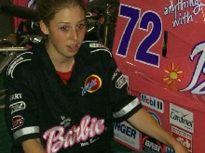 Ashley Taws, la Barbie piloto: la canadiense que llevó el lema y el ...