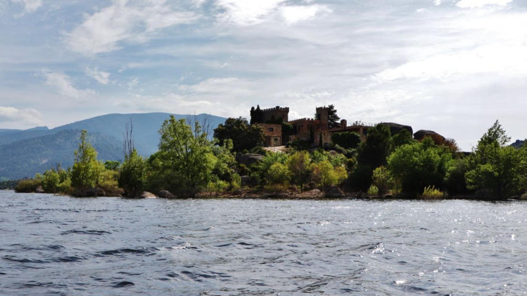 La espectacular isla con un castillo que está a la venta por 3 millones ...