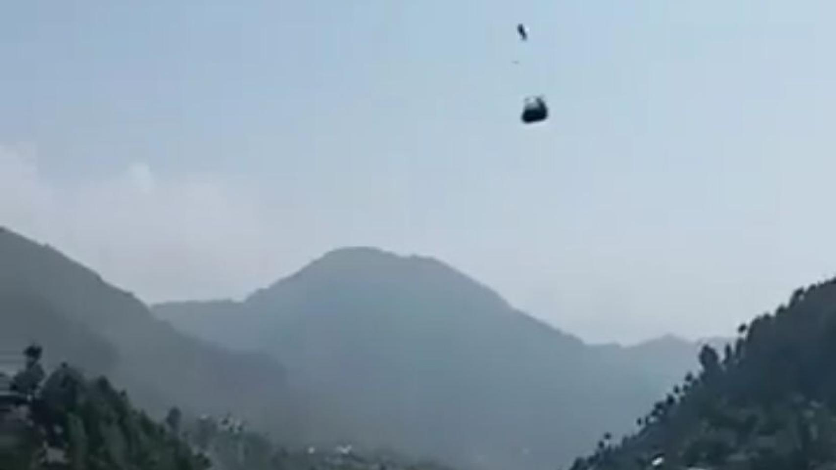 Seis niños y dos adultos se quedan atrapados en un teleférico en ...