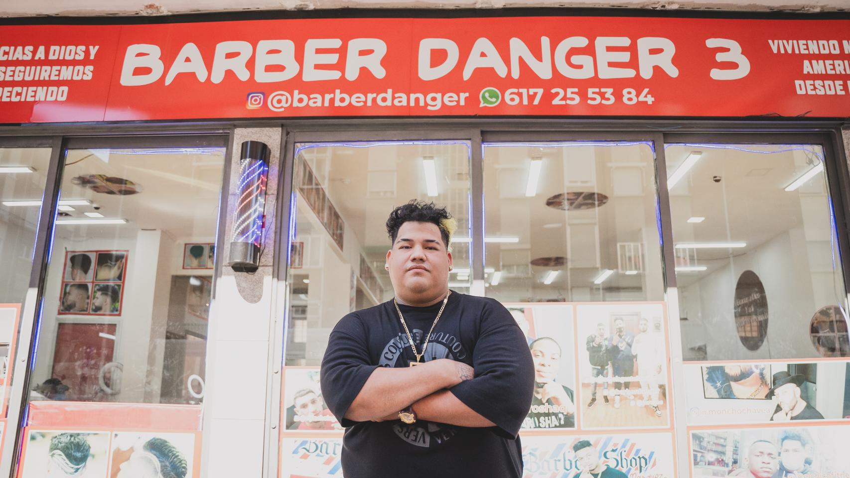 Anthony, el barbero de los traperos famosos en Opañel con cinco Barber ...