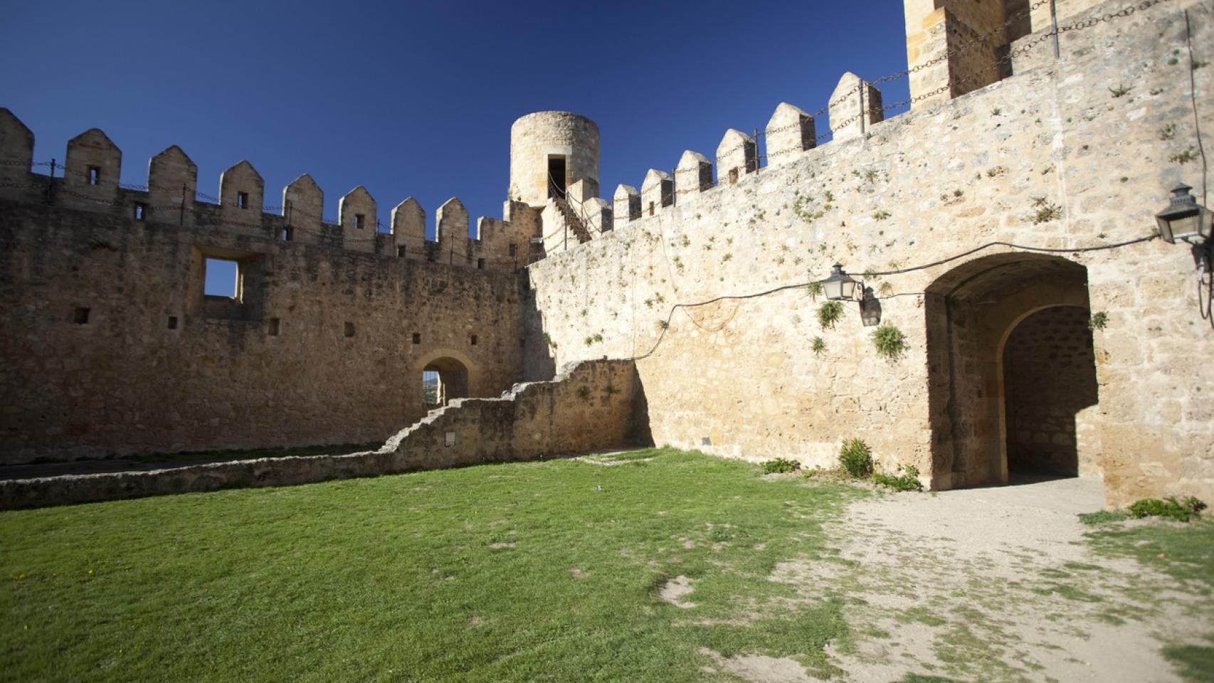 El pueblo medieval de España que te enamorará por su castillo del siglo ...