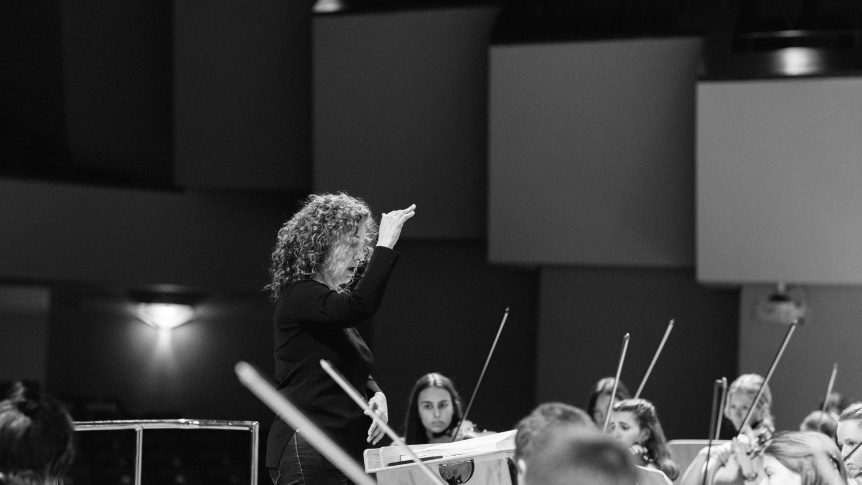 Adriana Tanus, directora de orquesta: “Mozart puede ser un peñazo o una ...