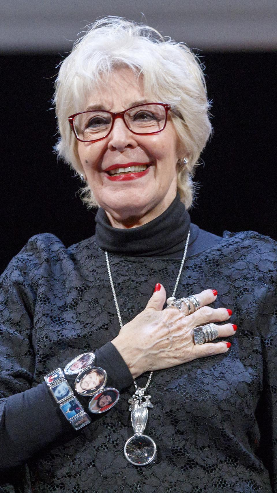 Manuel, el hijo de Concha Velasco, superado, nombra a un portavoz para ...