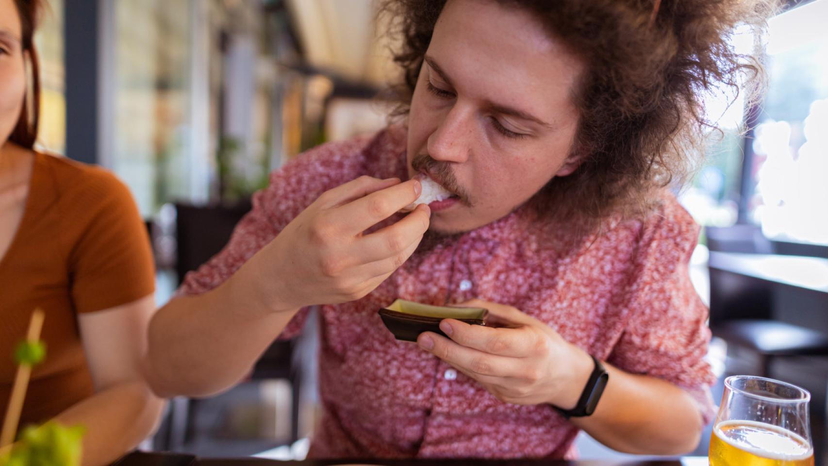 Deja los cubiertos a un lado: por qué comer con las manos es mejor de ...
