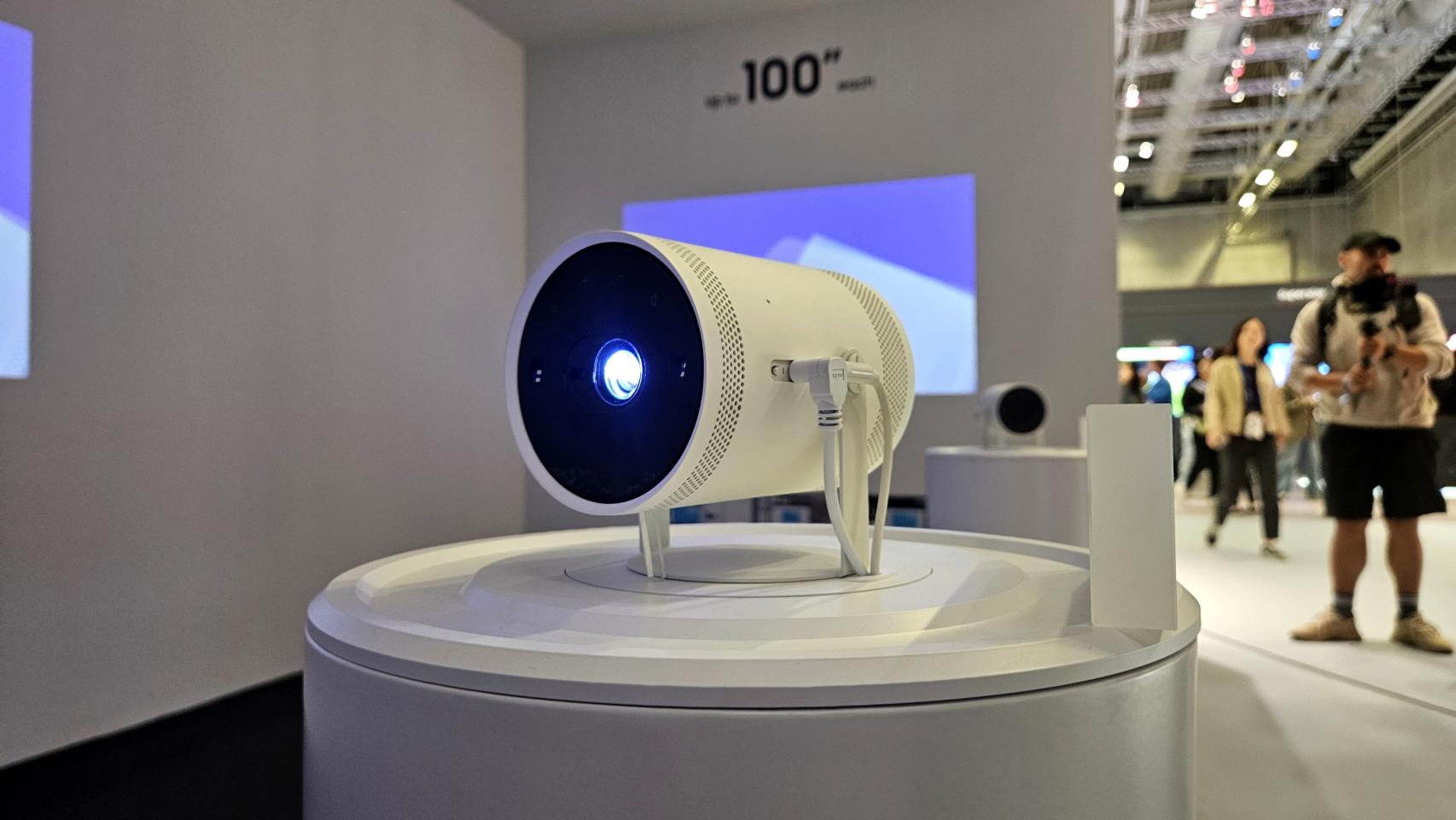 Primeras impresiones del mini proyector portátil de Samsung que crea un ...