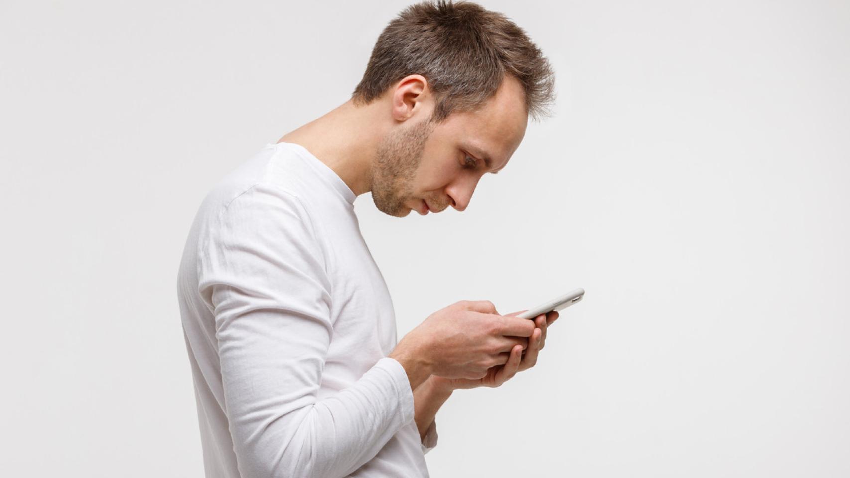 El síndrome 'text neck' o cómo el móvil puede multiplicar por cinco el ...