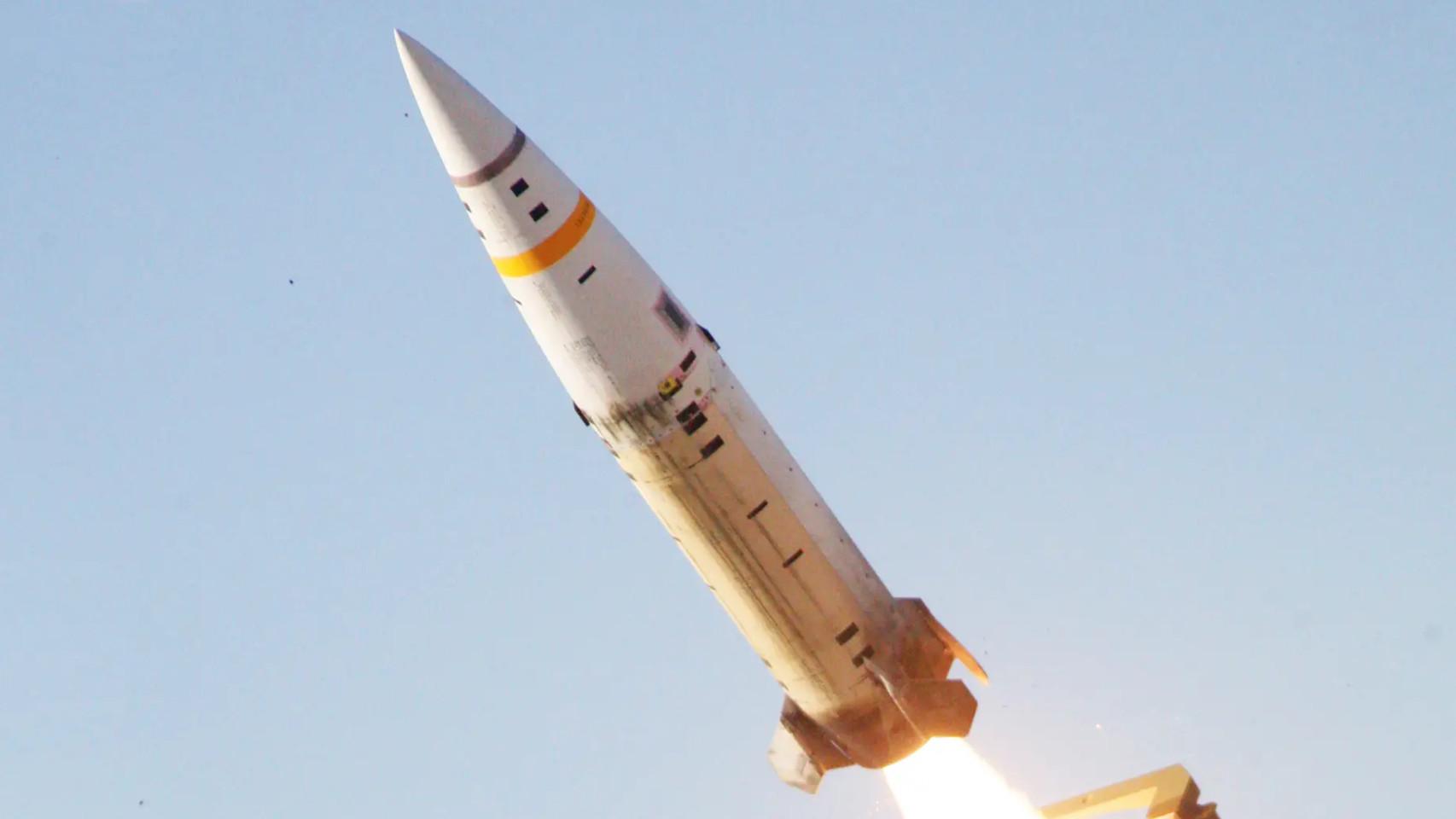El potente misil de racimo que destruye decenas de aviones a la vez y ...