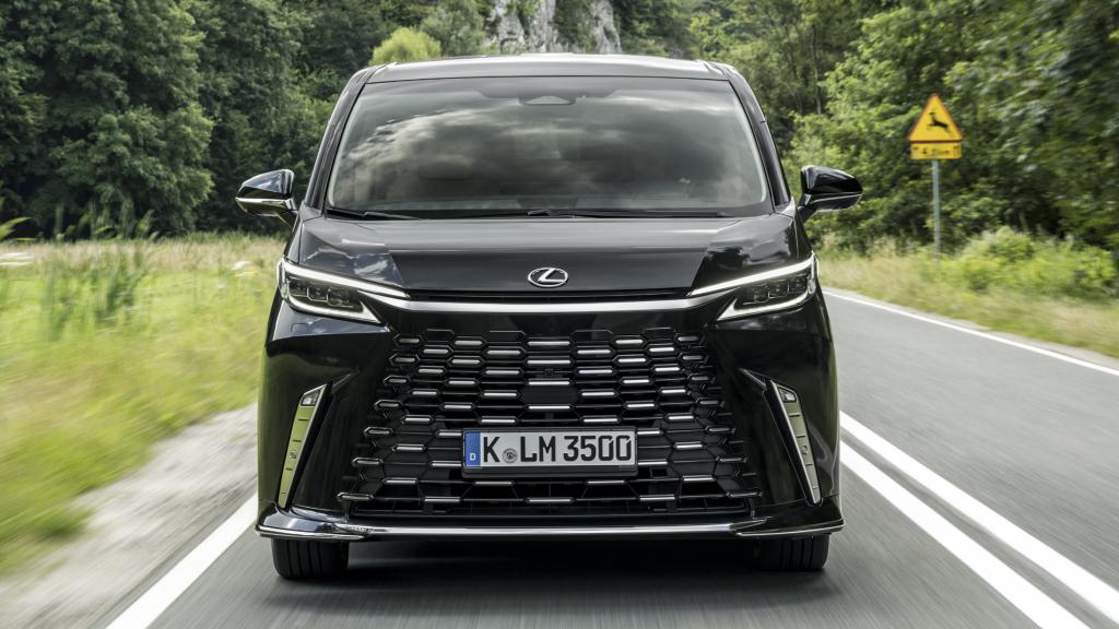 Probamos el Lexus LM: un avión privado sobre ruedas más cómodo que el ...