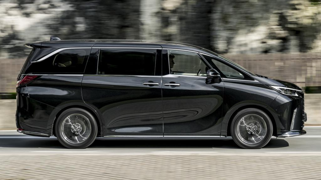 Probamos el Lexus LM: un avión privado sobre ruedas más cómodo que el ...