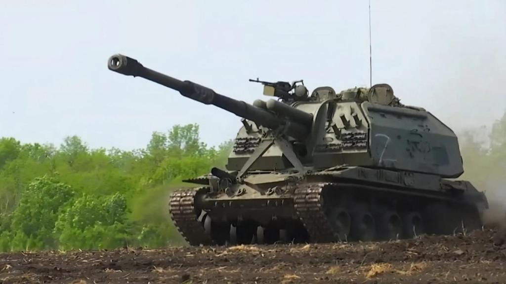 El impresionante vídeo de un dron ucraniano haciendo estallar un obús ...