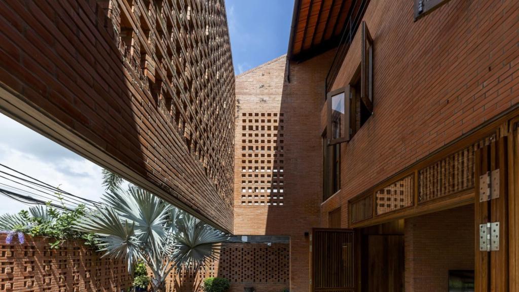 La impresionante casa de ladrillos que mantiene el mismo clima todo el año