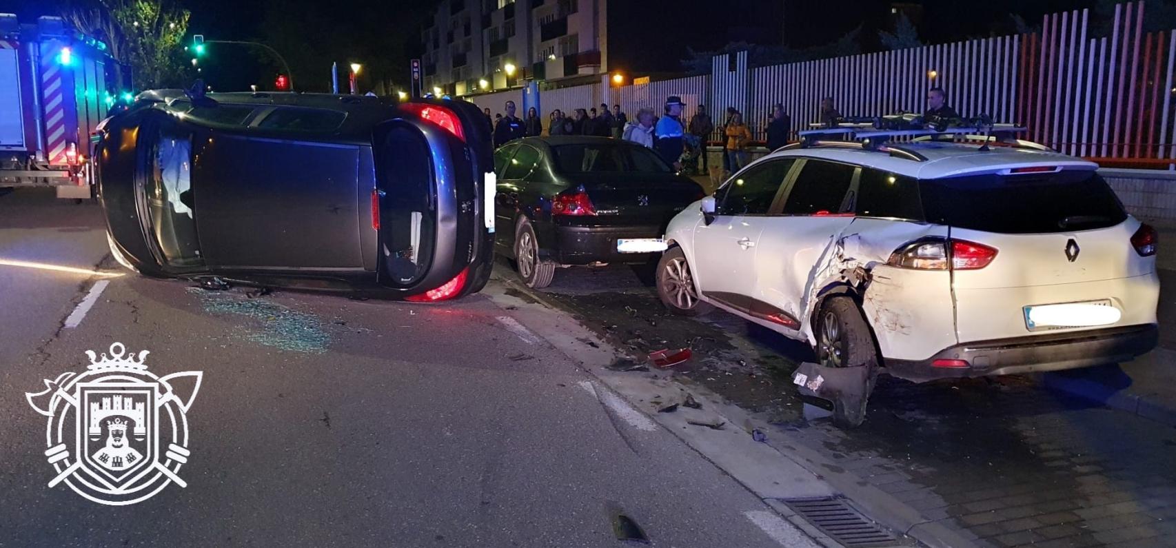 En vuelco lateral un coche tras un espectacular accidente en las ...