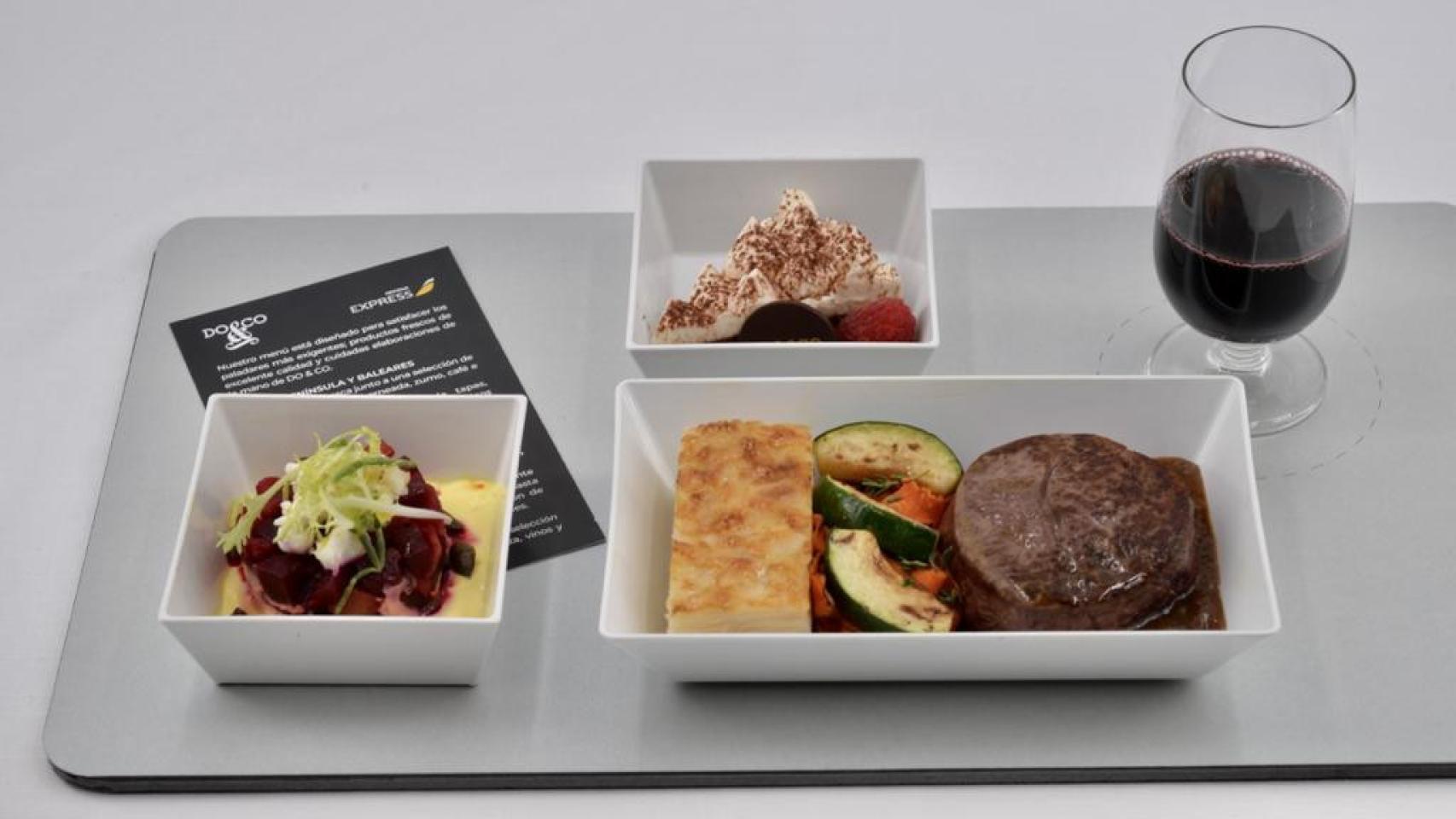 Perritos calientes y cócteles en el avión: así puedes comer si viajas ...