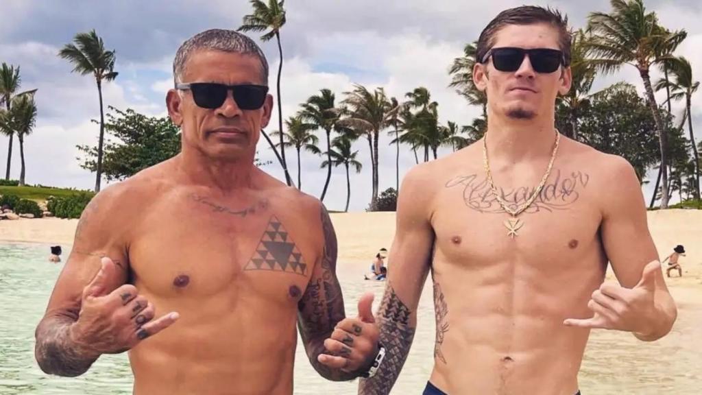 El drama del surfista Kala Alexander: muere su hijo de un disparo ...